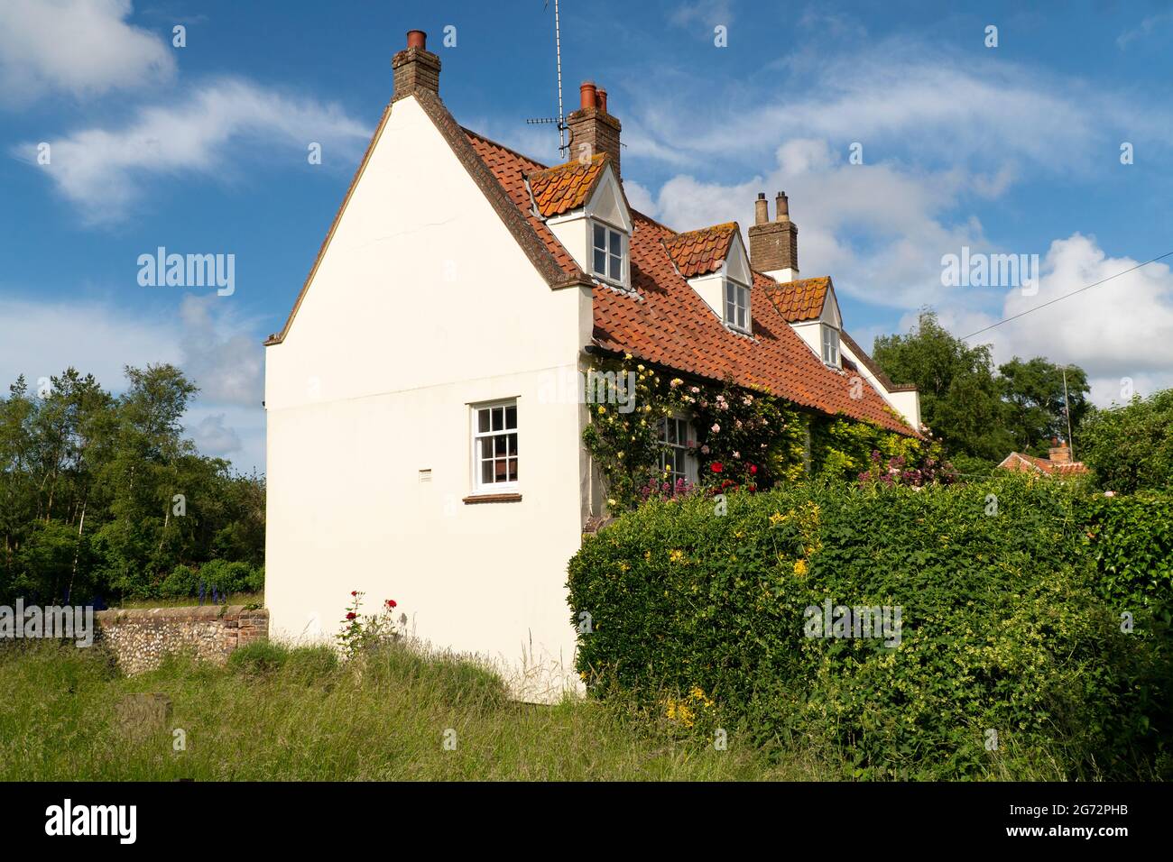 White painted cottage example Stock Photo - Alamy