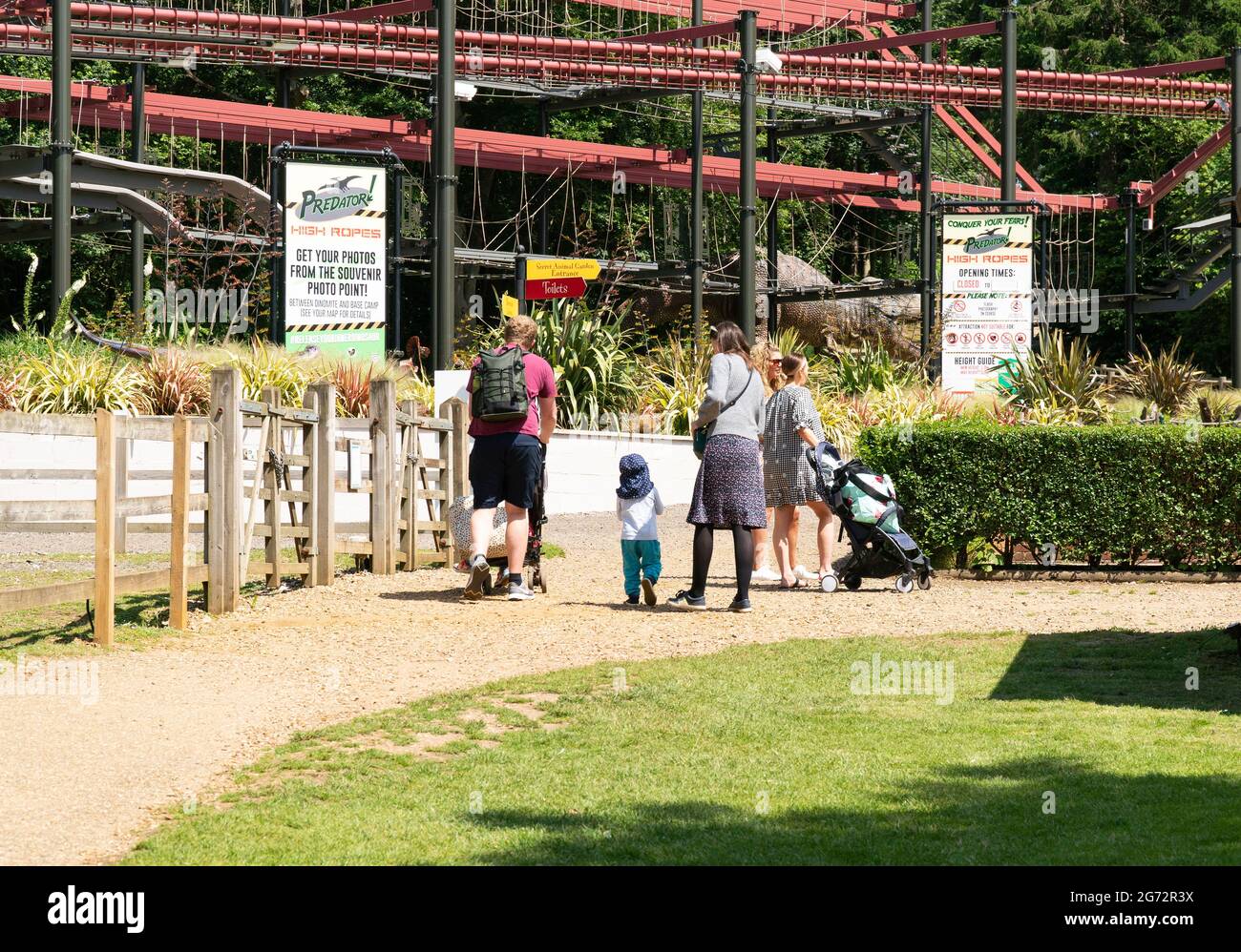 Family at a theme park hi-res stock photography and images - Alamy