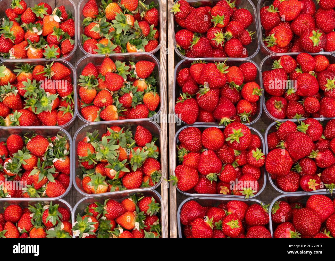 Strawberries display fresh punnet hi-res stock photography and images ...