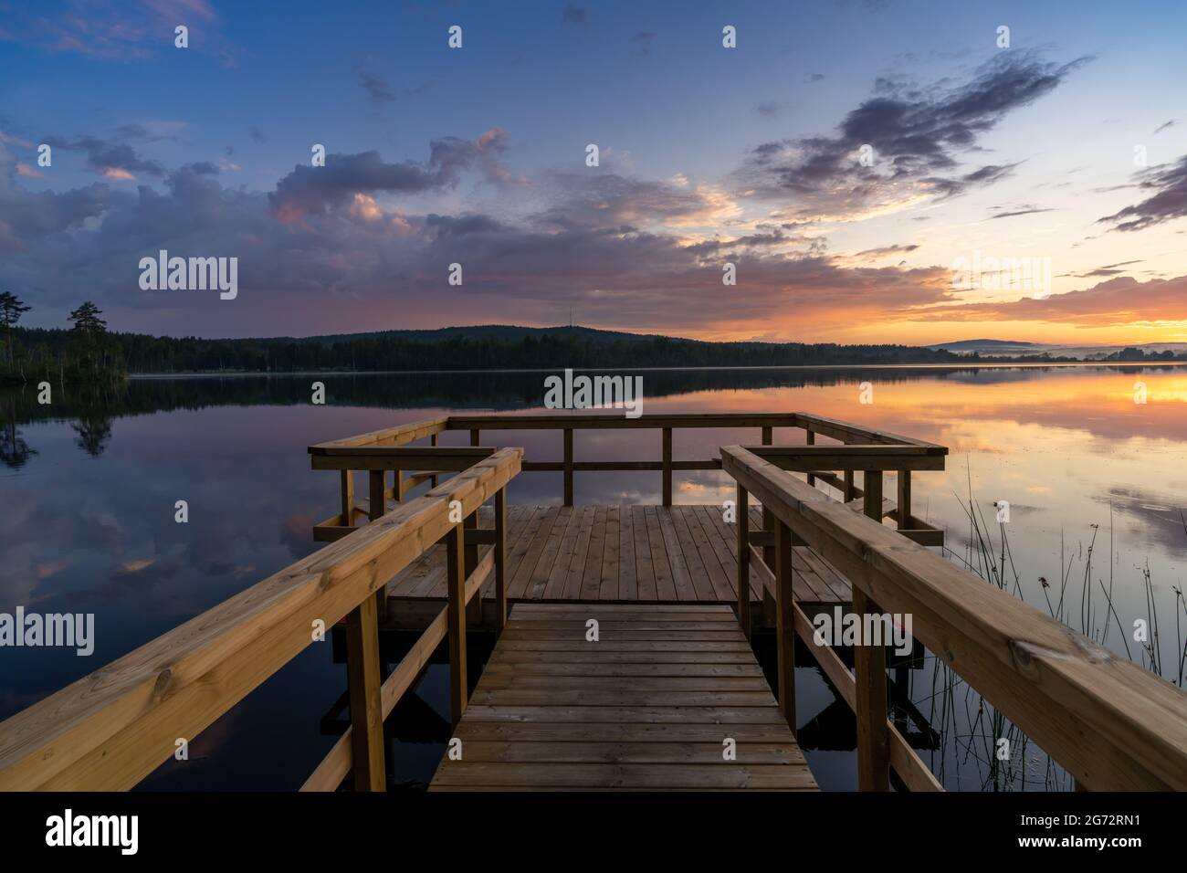 Pier onto lake hi-res stock photography and images - Alamy