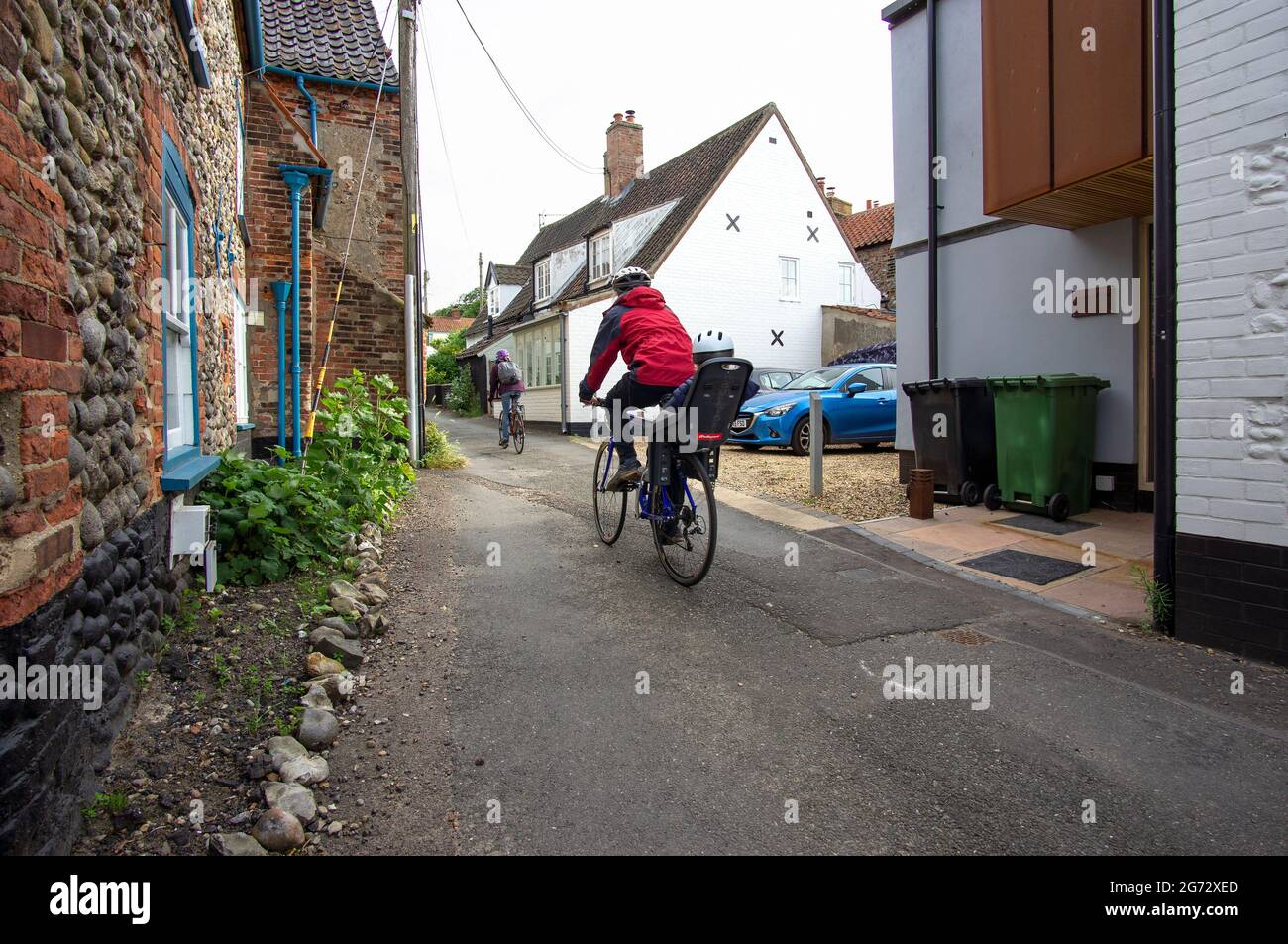 Narrow lane cyclist hi-res stock photography and images - Alamy