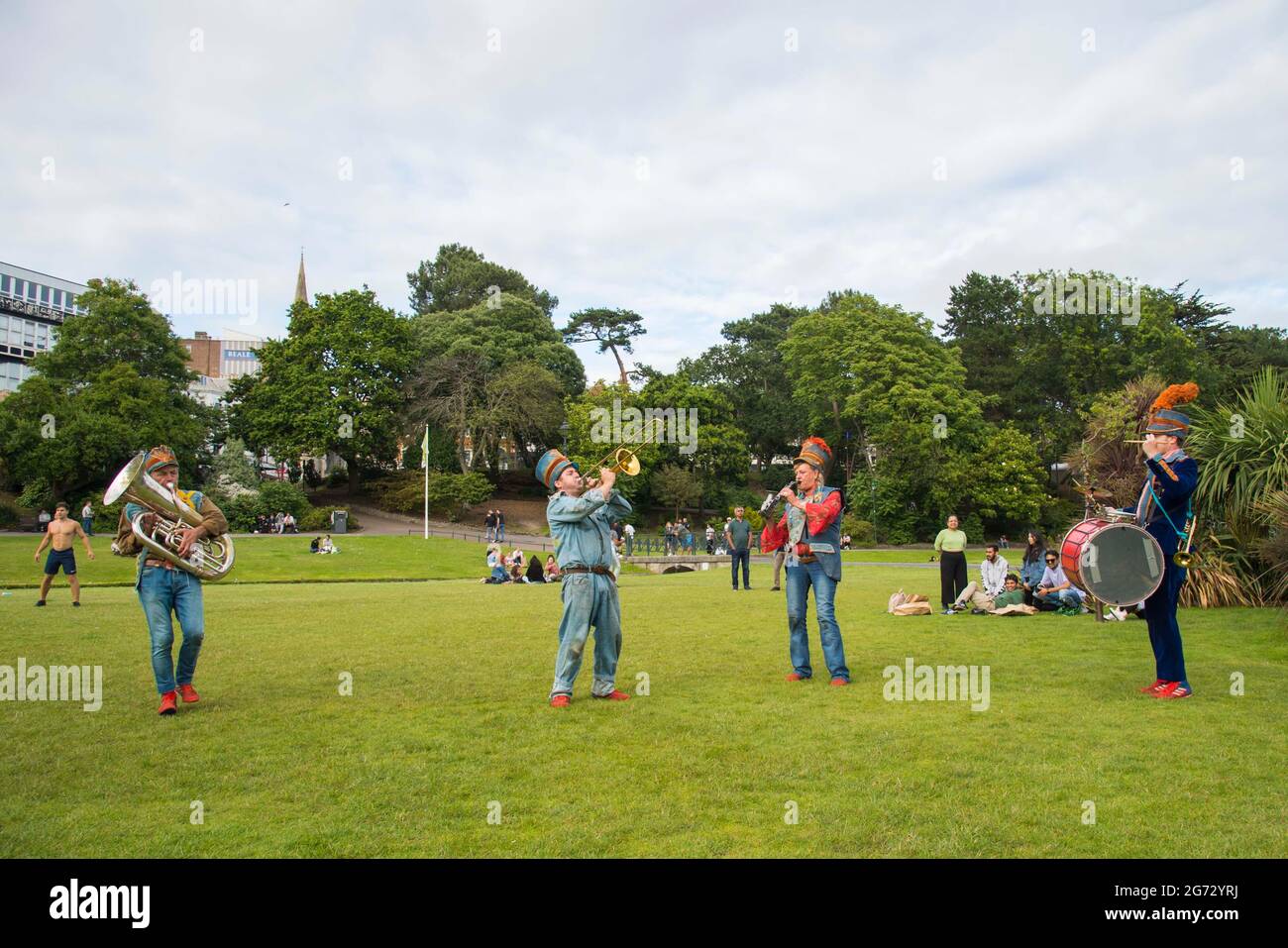 Bournemouth, Dorset, UK. 10th July 2021. A band entertains the crowds ...