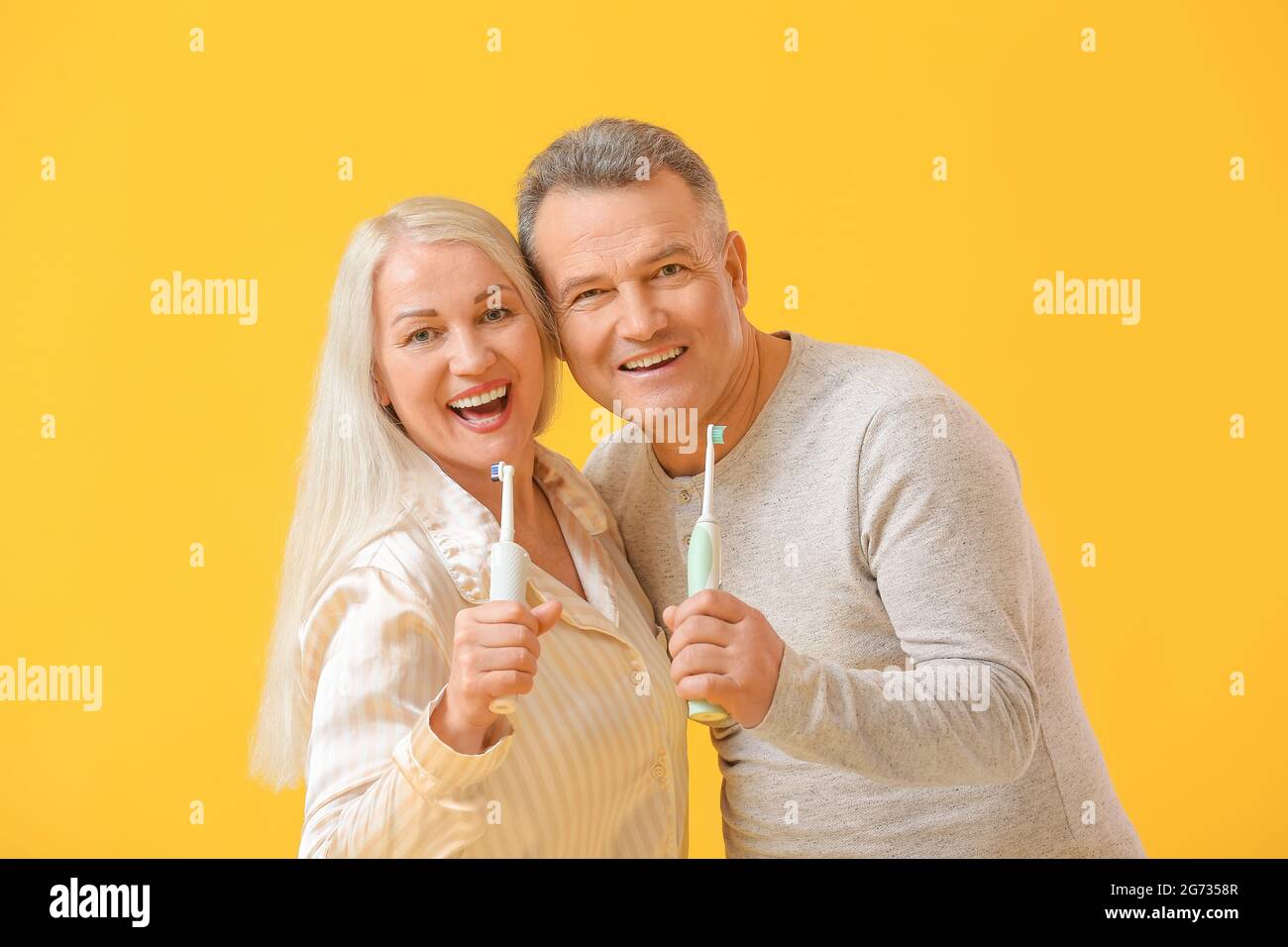 Mature man tooth brushes hi-res stock photography and images - Alamy