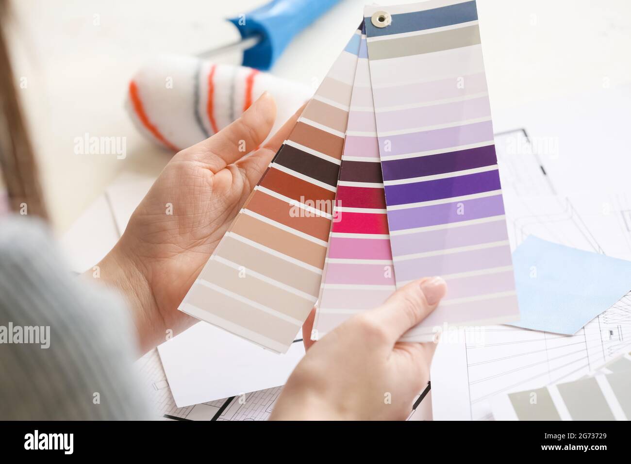 Woman paint color palettes hi-res stock photography and images - Alamy