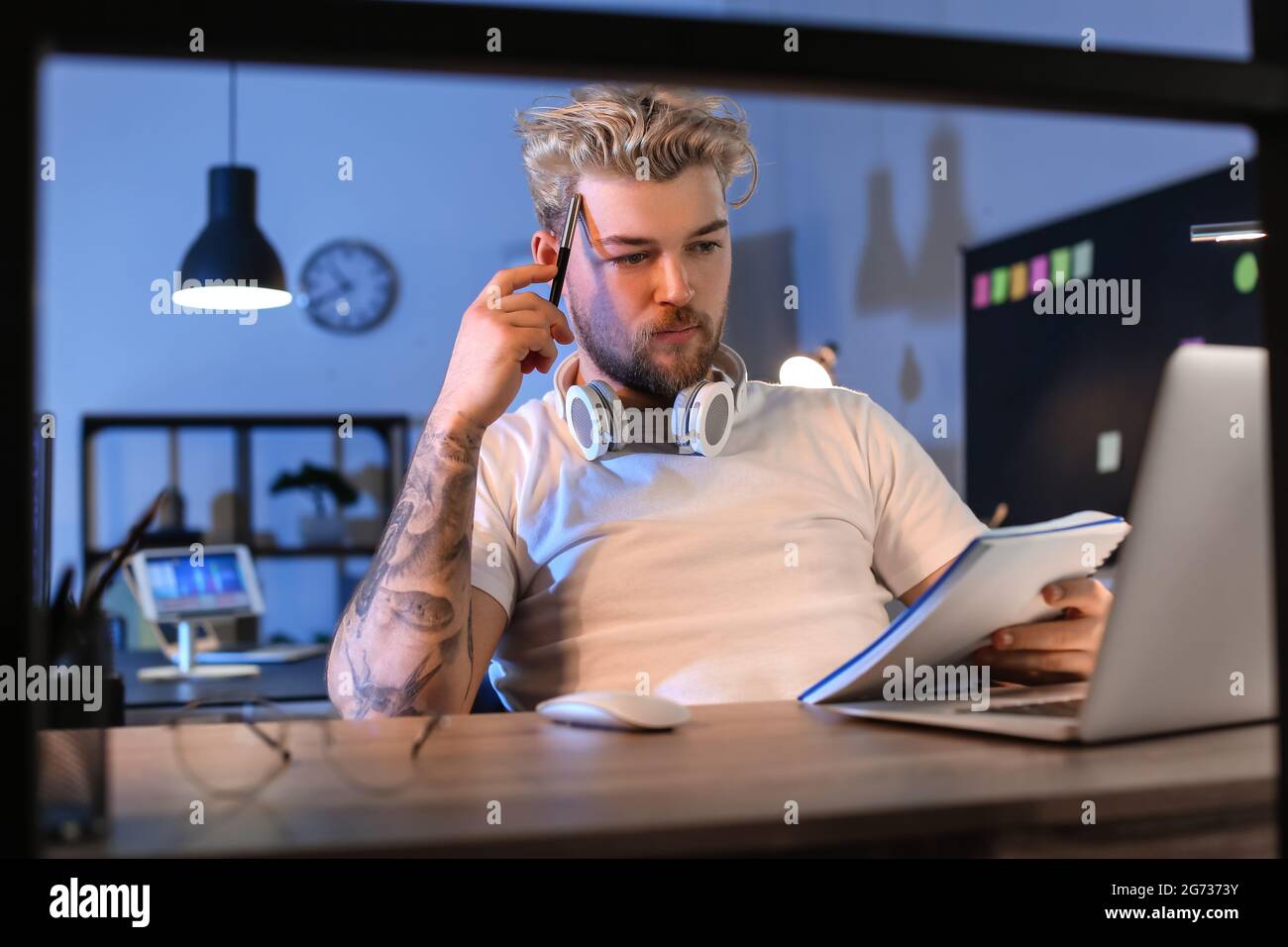 Programming work time programmer hi-res stock photography and images ...