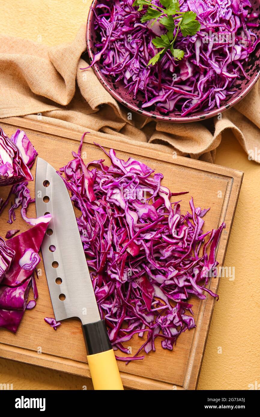 Board with cut fresh purple cabbage on color background Stock Photo - Alamy