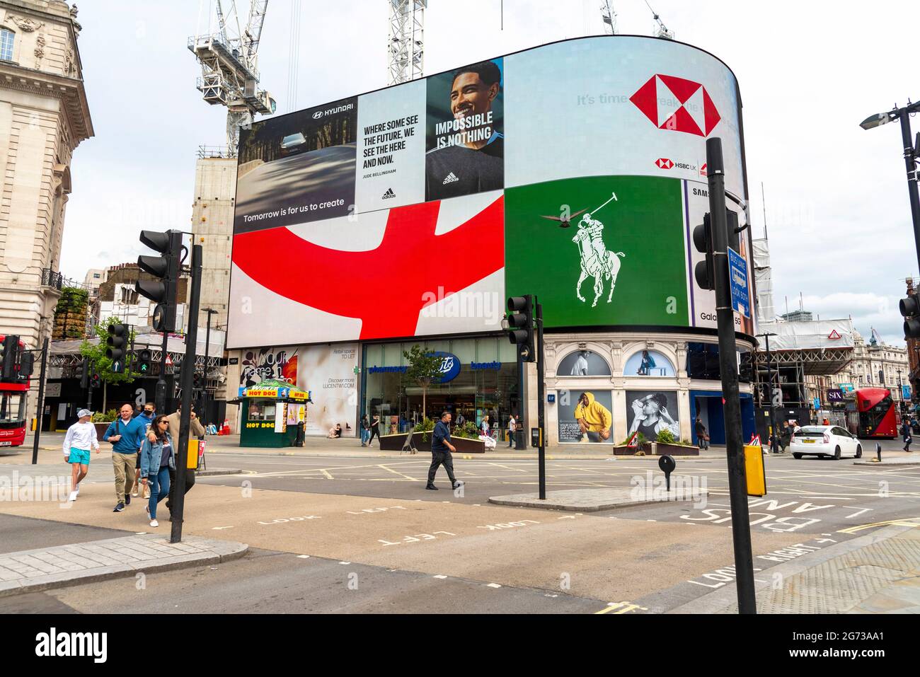 London, UK. 10th July, 2021. The world-renowned landmark the Piccadilly ...