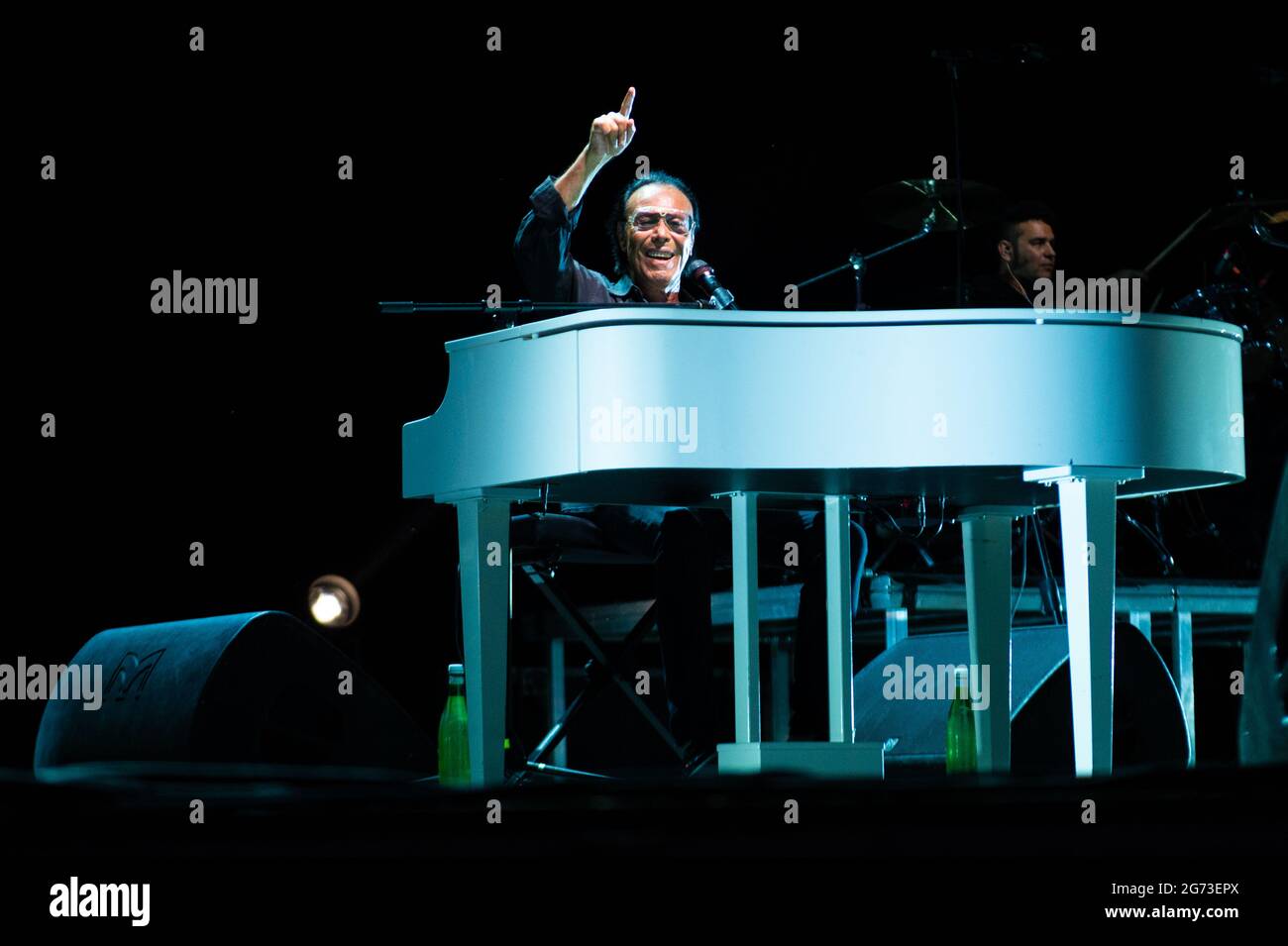 Antonello Venditti , historic Italian singer now on stage at Arena ...