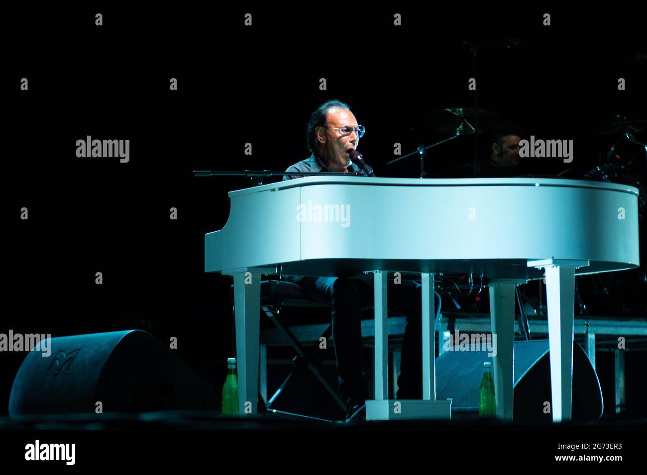 Antonello Venditti , historic Italian singer now on stage at Arena ...