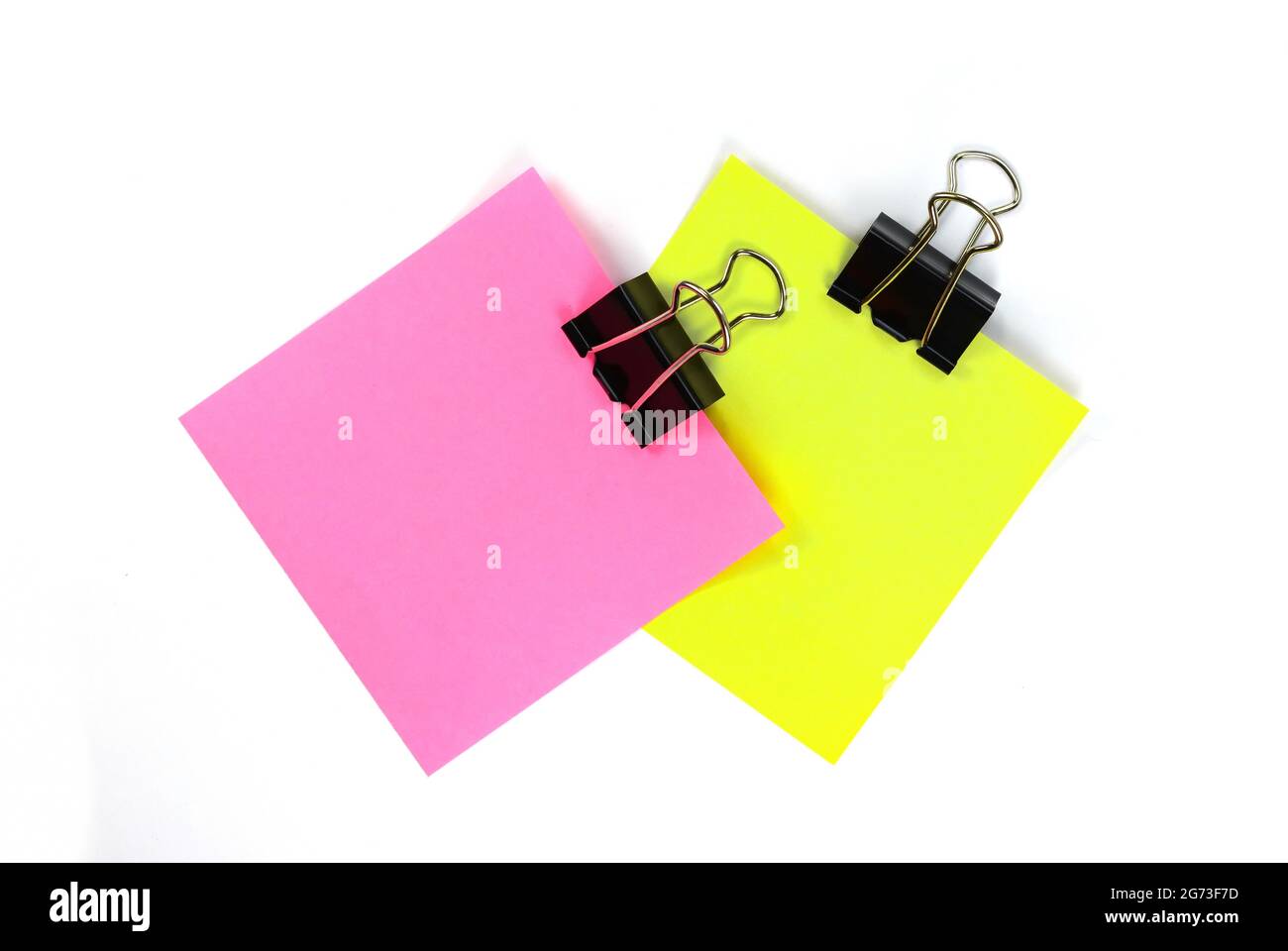 Close-up shot of paperclip on blank yellow note Stock Photo - Alamy