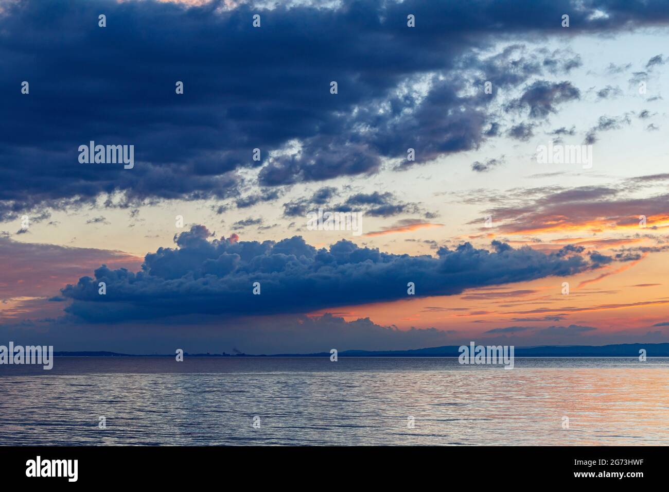 Sunset over the Bristol channel Stock Photo - Alamy