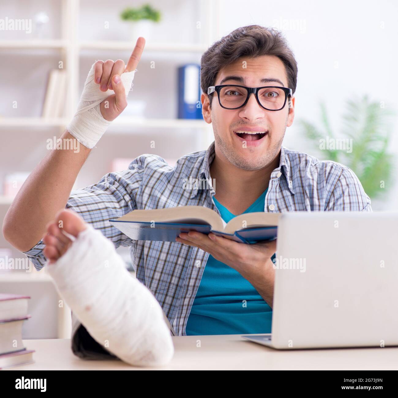 The freelancer with foot injury working from home Stock Photo - Alamy