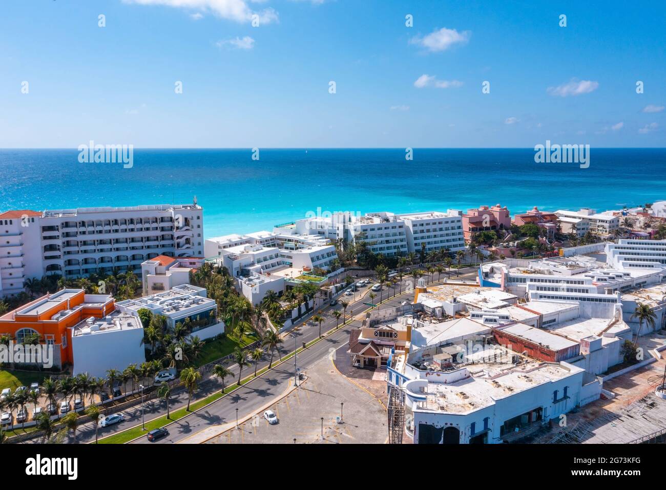 Luxury hotel with infinity pool and palms all around it Stock Photo - Alamy