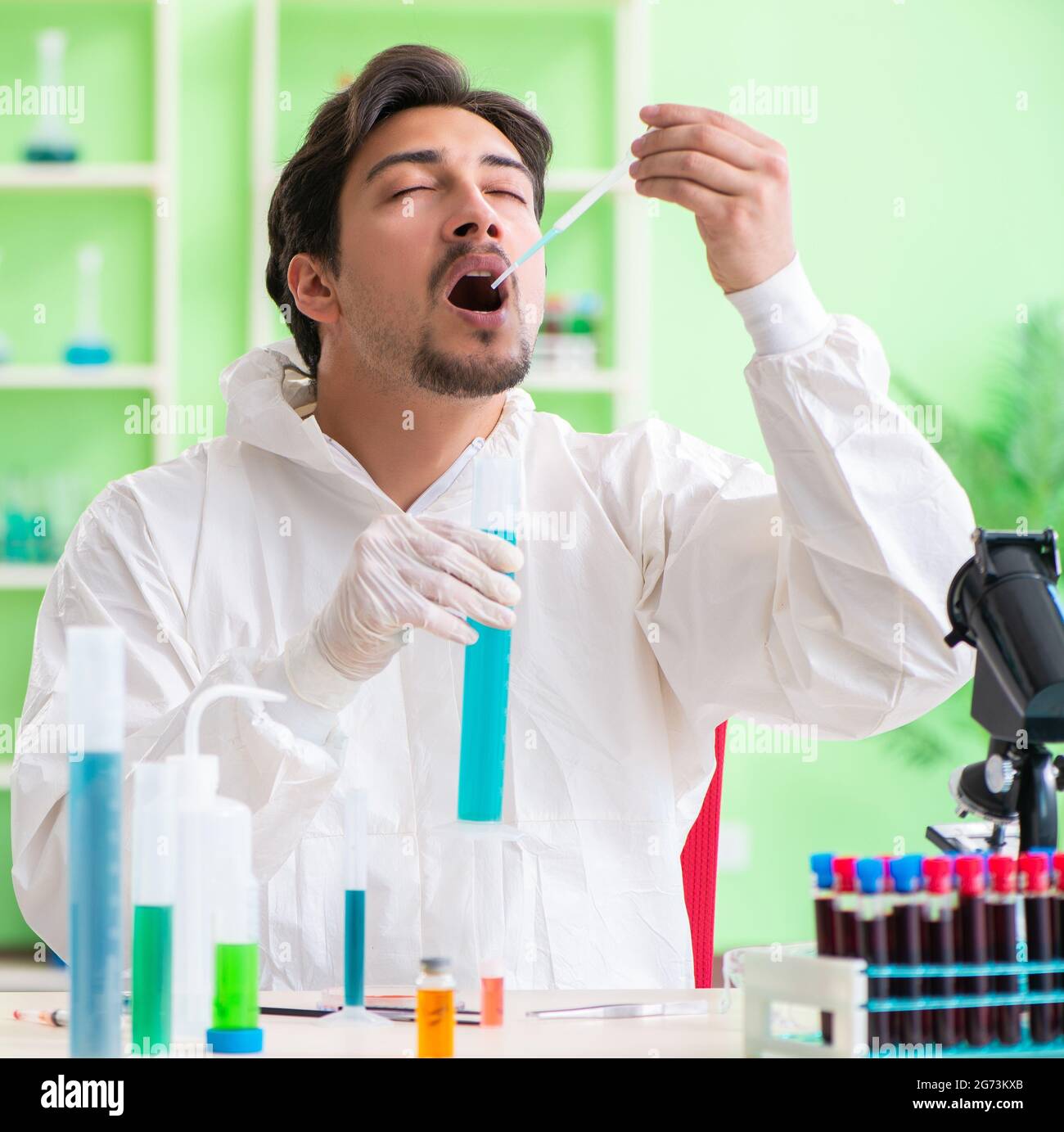 The chemist working in the lab on new experiment Stock Photo - Alamy