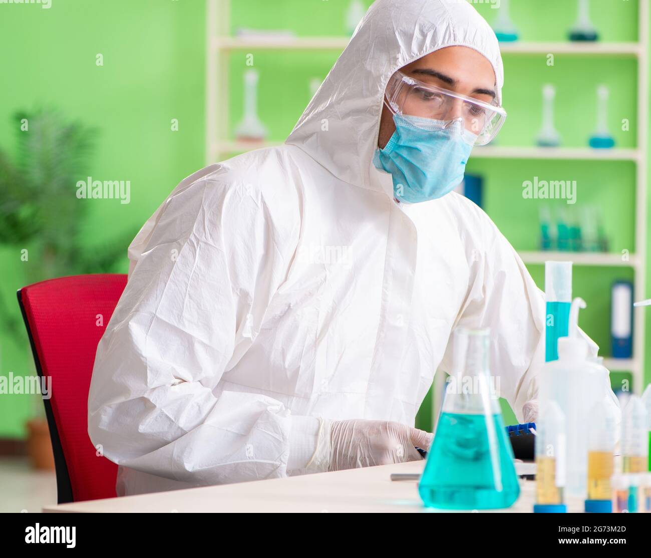 The chemist working in the lab on new experiment Stock Photo - Alamy