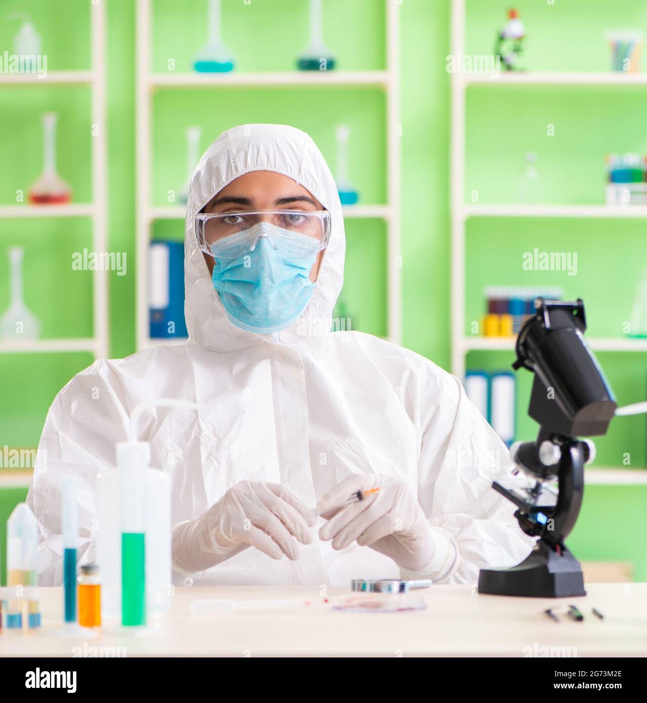 The chemist working in the lab on new experiment Stock Photo - Alamy