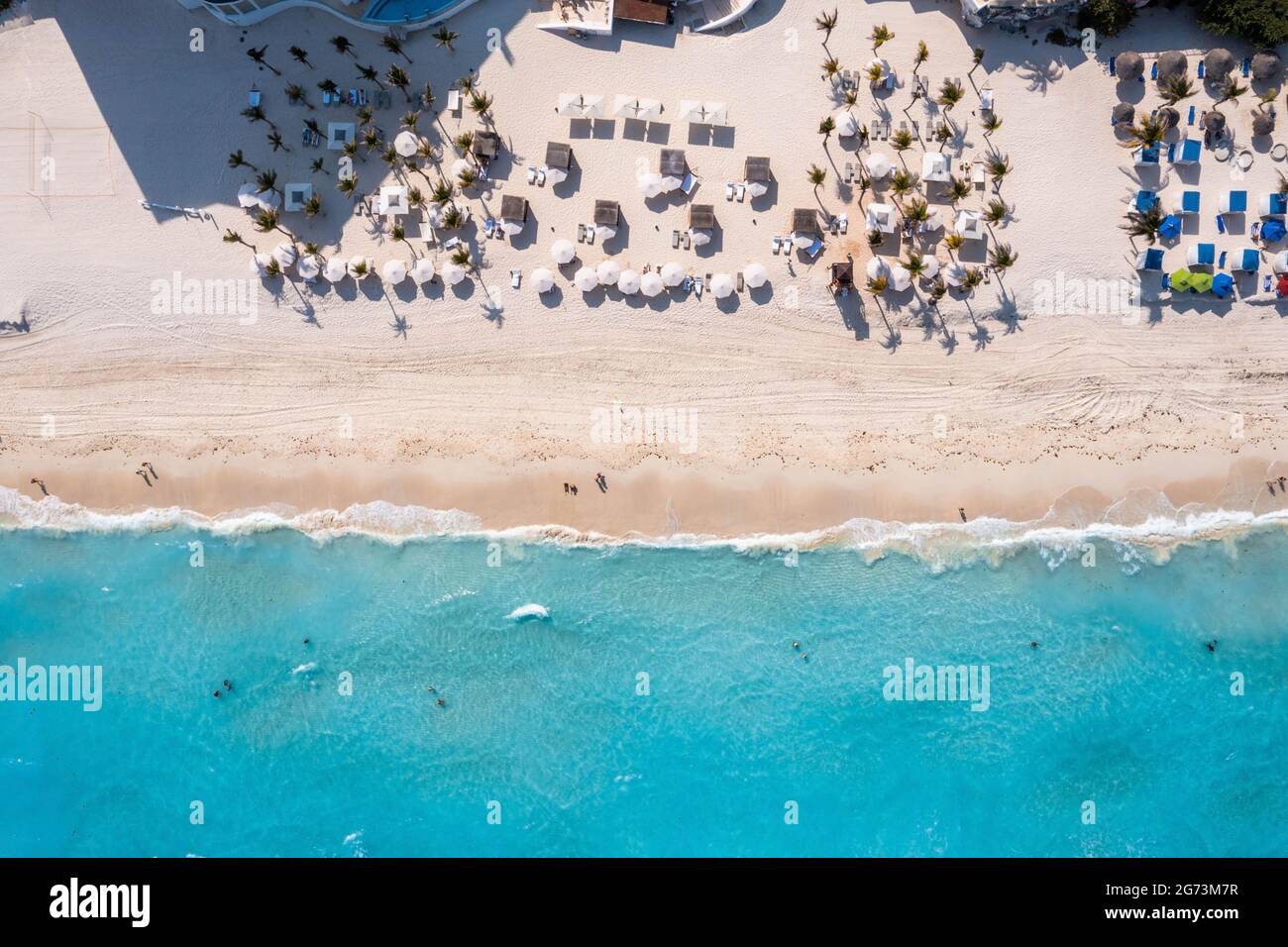 Luxury hotel with infinity pool and palms all around it Stock Photo - Alamy