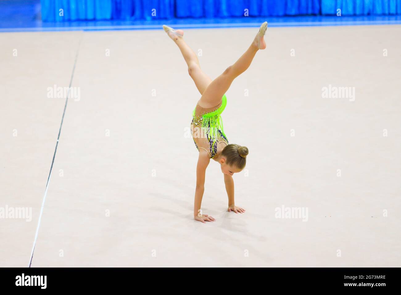 Young girl doing gymnastics Stock Photo - Alamy