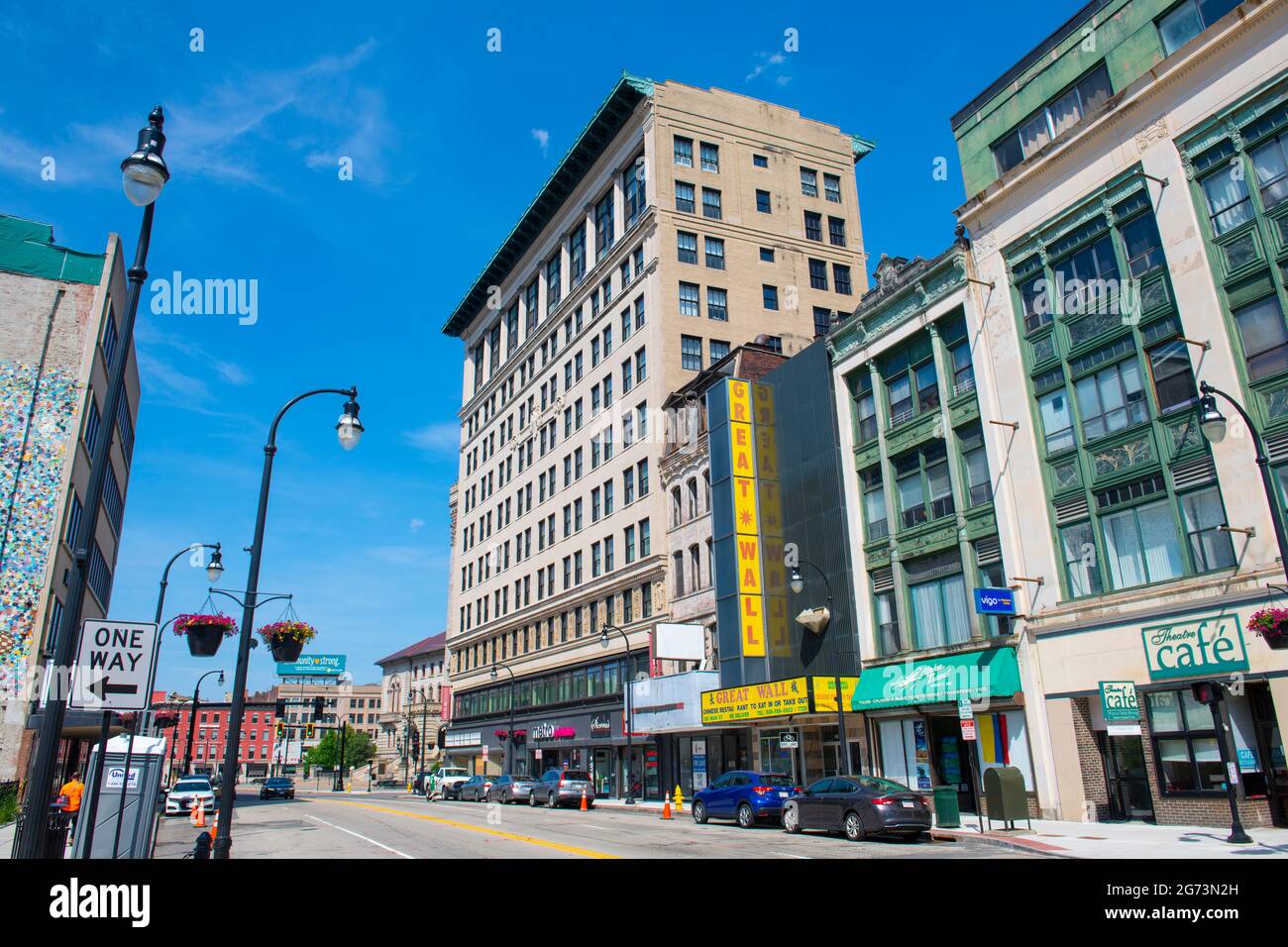 Park Plaza Building at 507 Main Street next to City Hall in downtown of ...