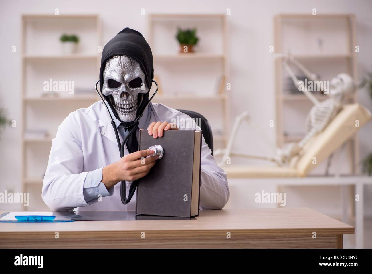 Scary witch doctor hi-res stock photography and images - Alamy