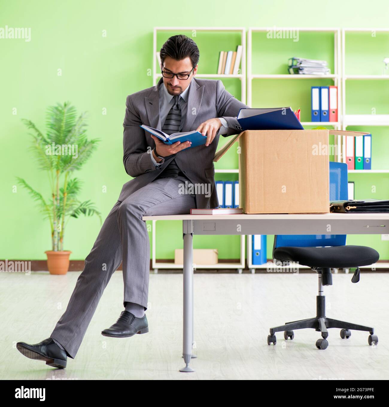 The male employee collecting his stuff after redundancy Stock Photo - Alamy