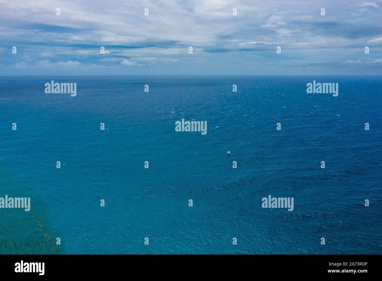 Turqoise blue sea texture with waves and foam Stock Photo - Alamy