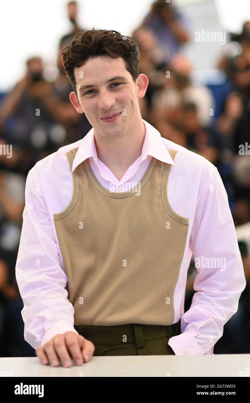 Mothering sunday josh o'connor hi-res stock photography and images - Alamy