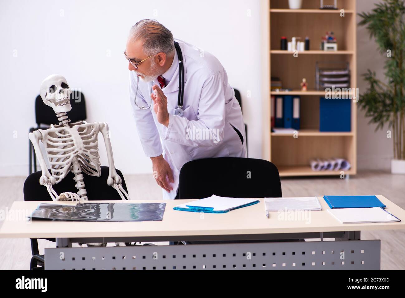 Old doctor and skeleton patient in the clinic Stock Photo - Alamy