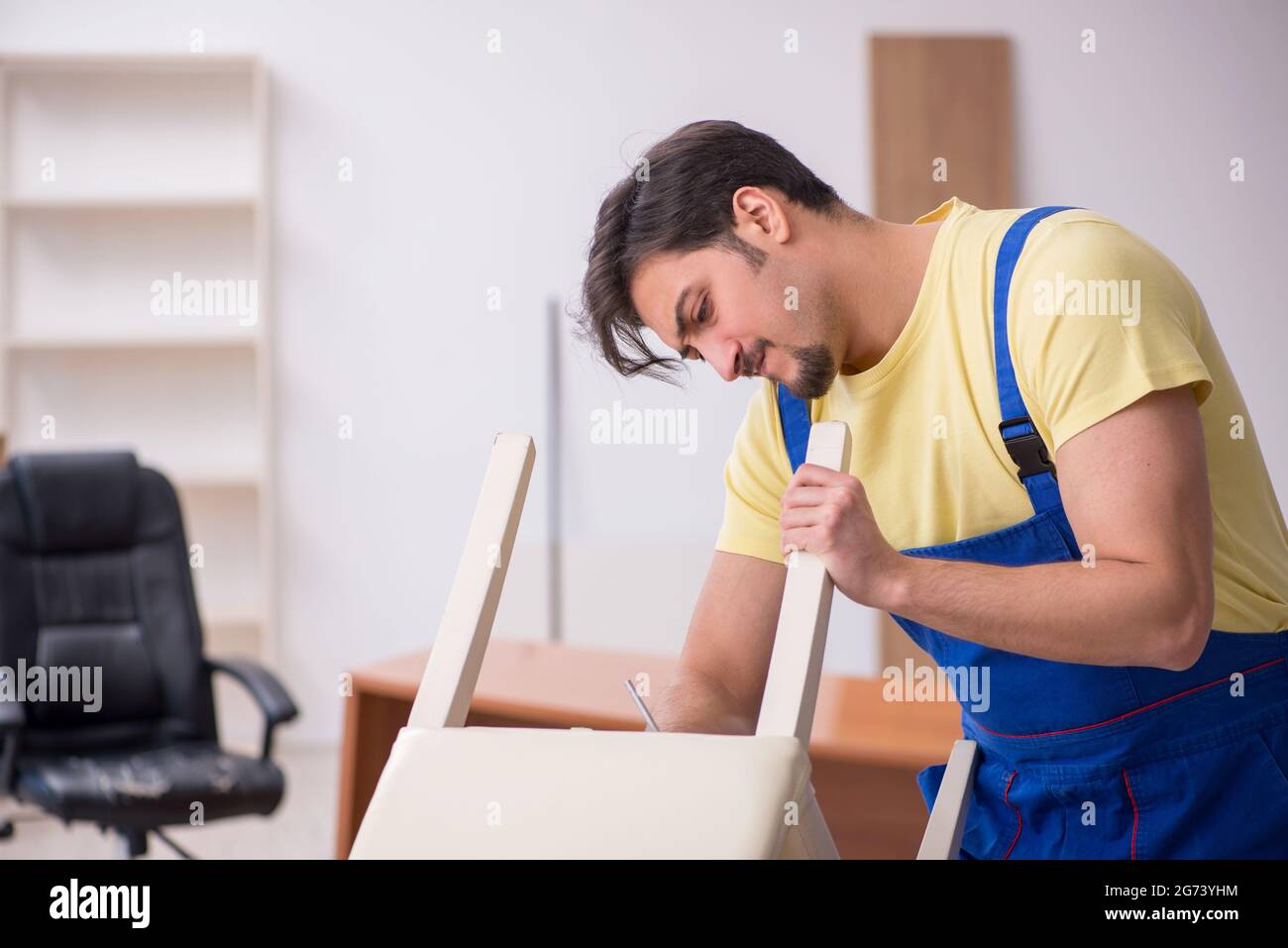 Workman assembling office chair hi-res stock photography and images - Alamy