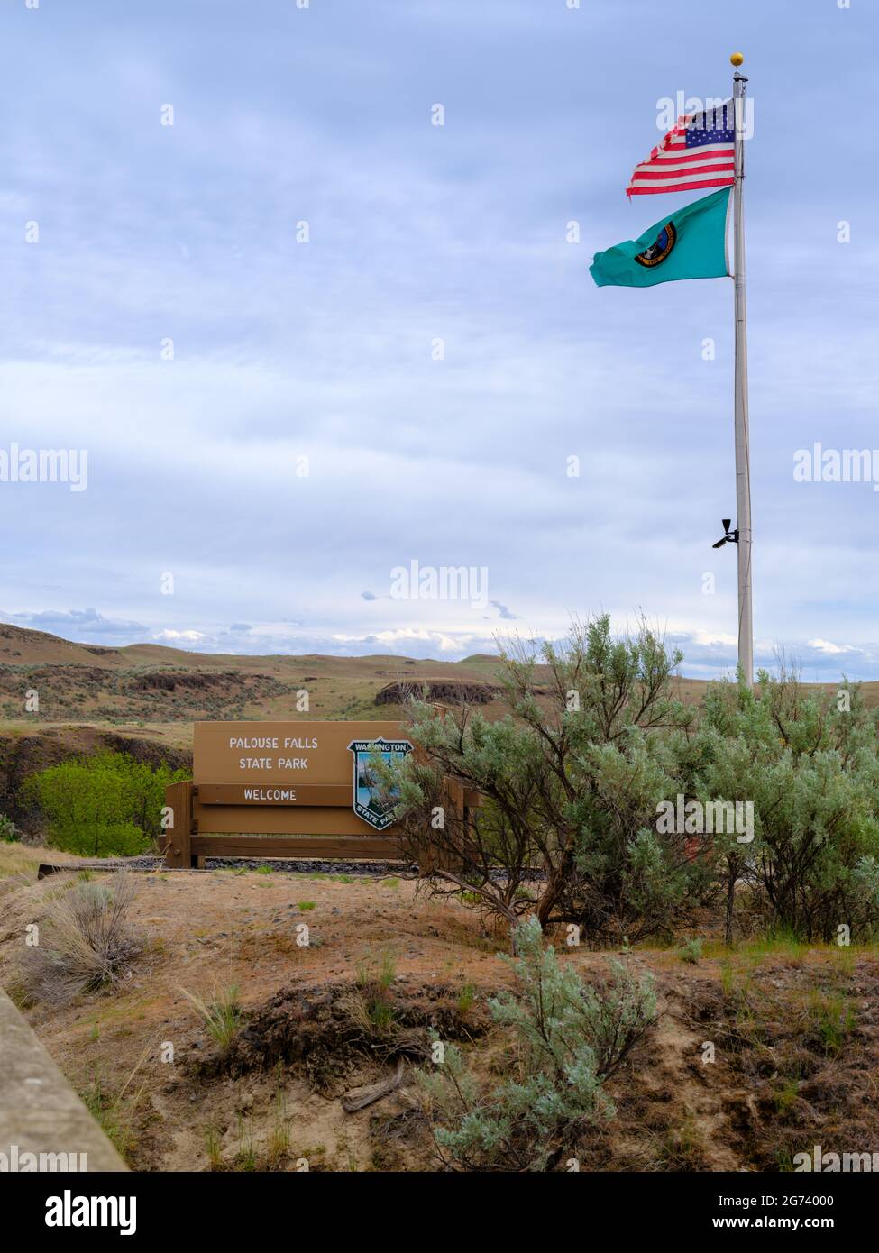 Entrance sign and flag at Palouse Falls State Park in Washington, USA ...