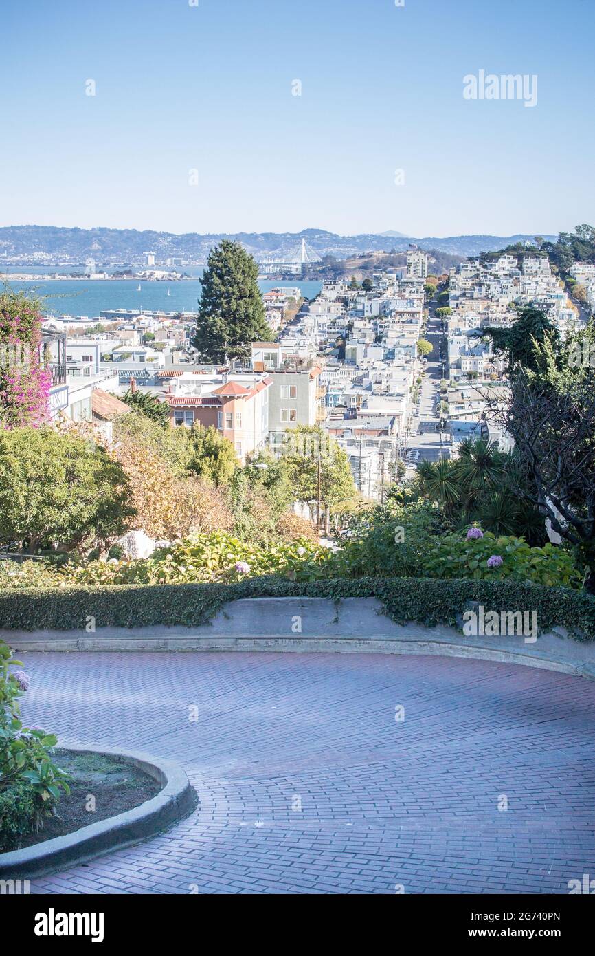 The top of the curved section of Lombard Street (the crookedest street ...