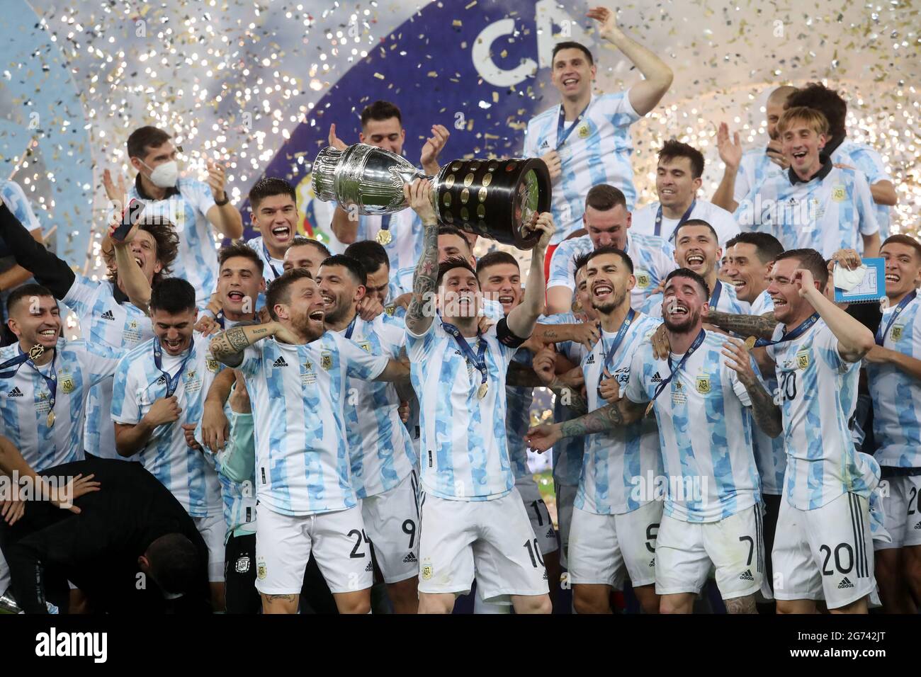 Lionel messi copa america trophy hi-res stock photography and images ...