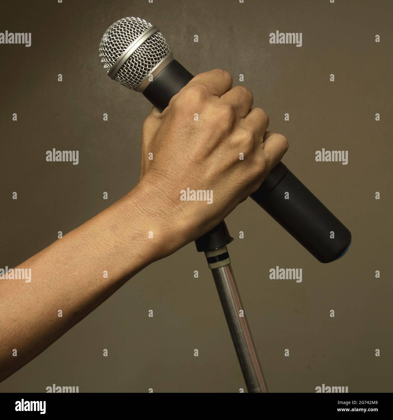 Holds mic hi-res stock photography and images - Alamy