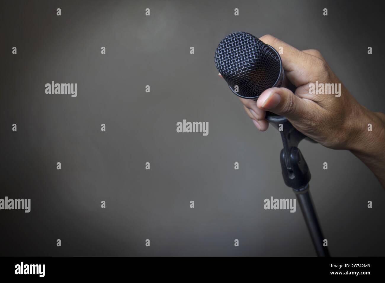 Holds mic hi-res stock photography and images - Alamy