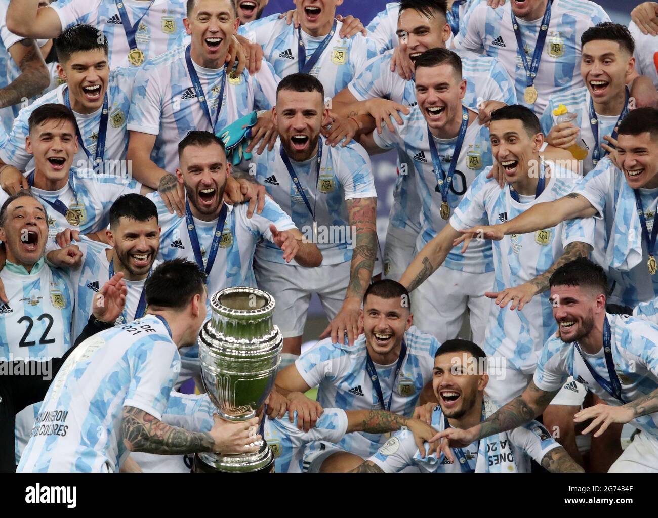 Lionel messi copa america trophy hi-res stock photography and images ...