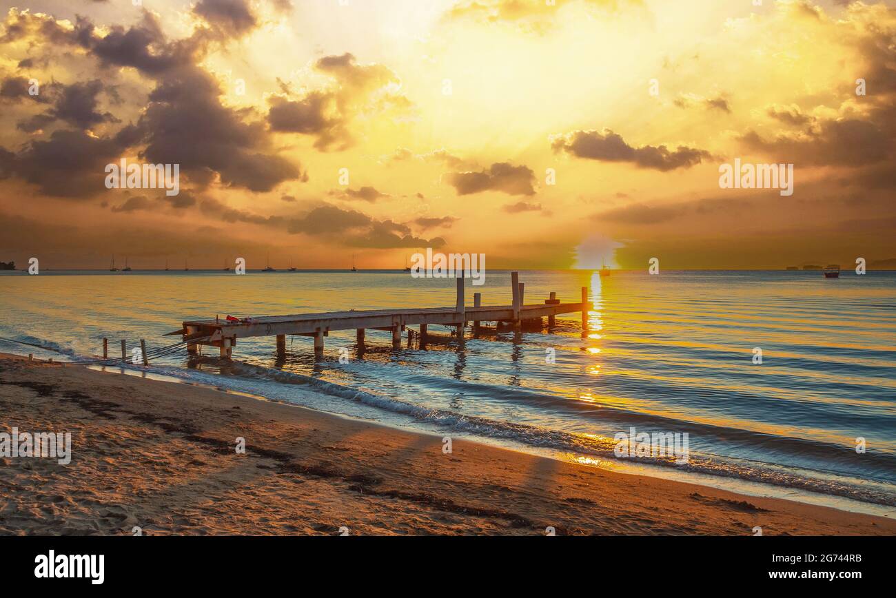 A beautiful sunset view of West End Beach, Roatan Island in Honduras ...