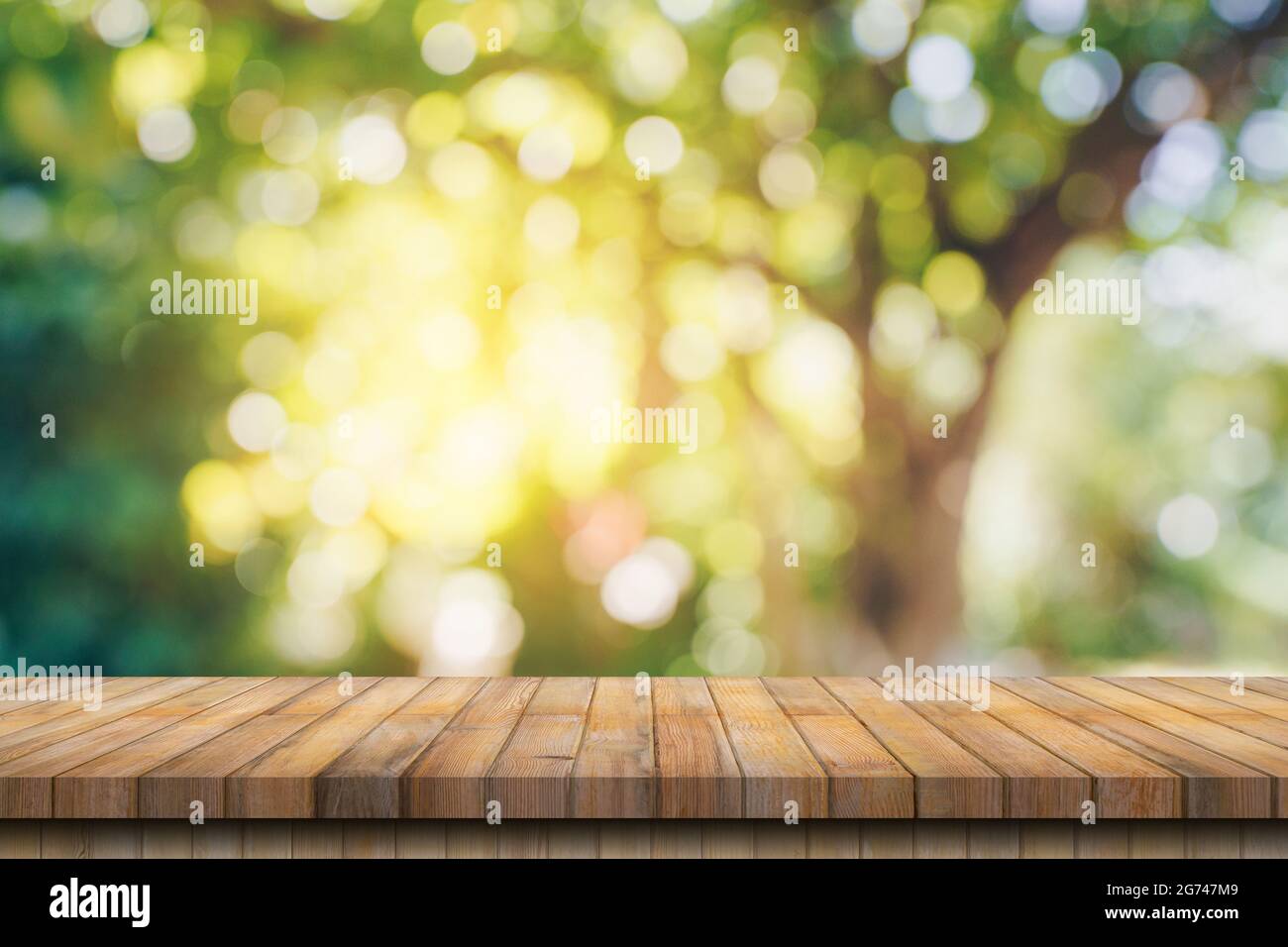 Empty wood table and defocused bokeh and blur background of garden ...
