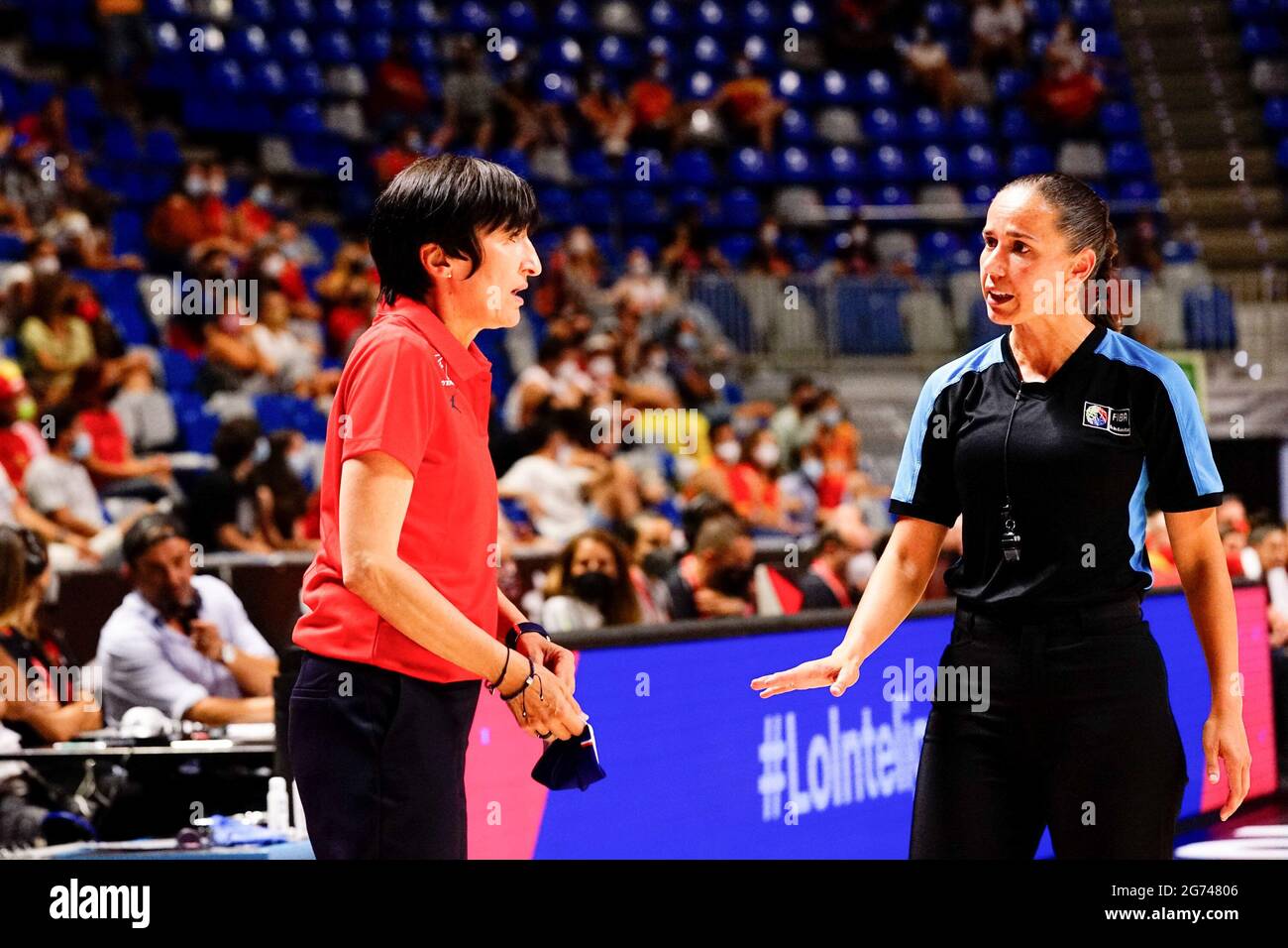 Coach Valerie Garnier (l) seen protesting to referee Esperanza Mendoza ...