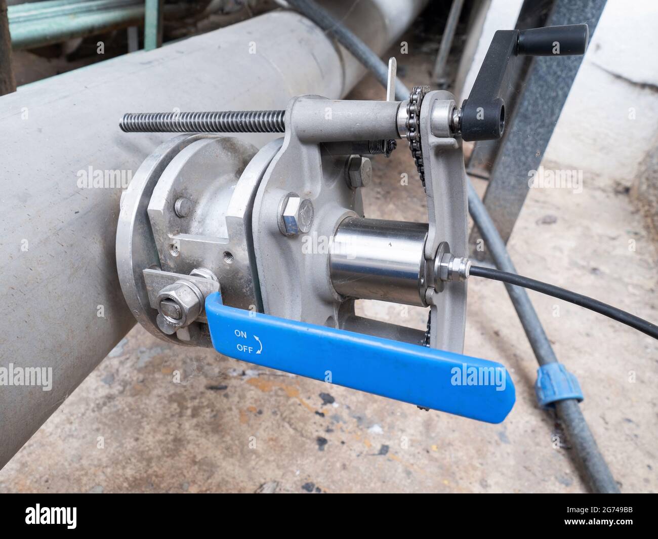 Ball valve with built-in measuring sensor and remote control with ...