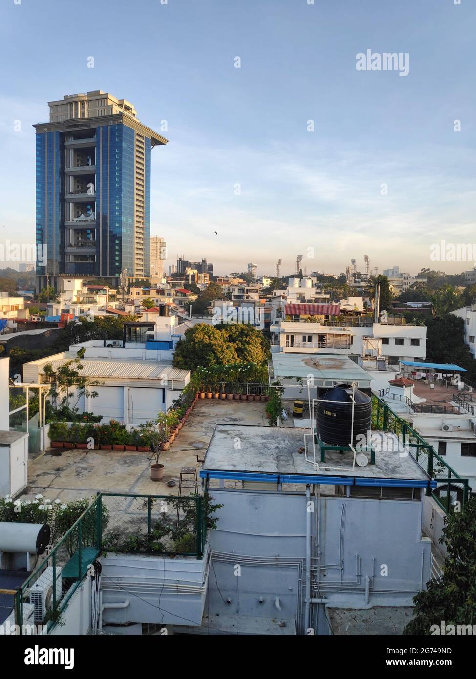India skyline sunny modern building hi-res stock photography and images ...