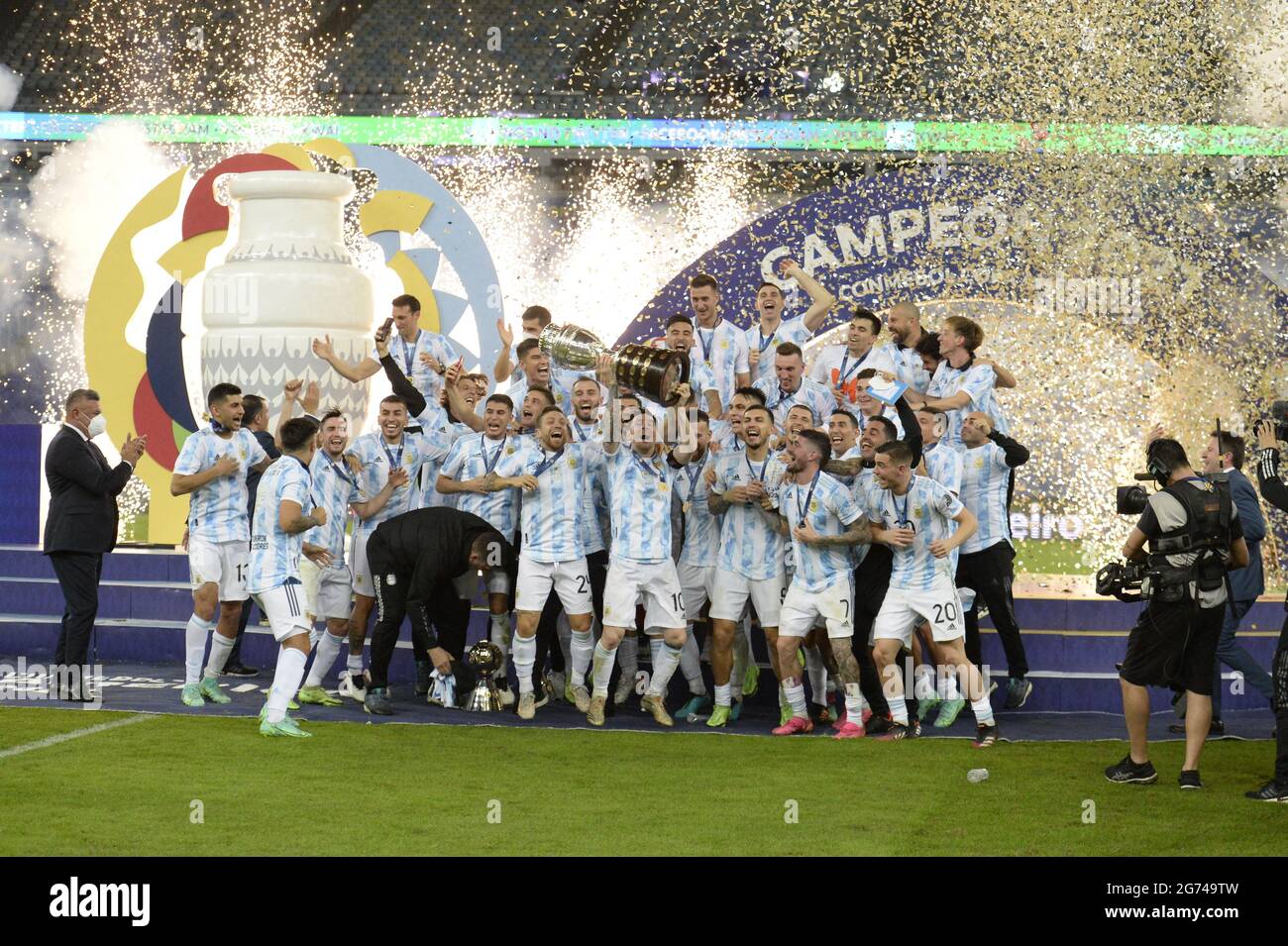 Lionel messi copa america trophy hi-res stock photography and images ...