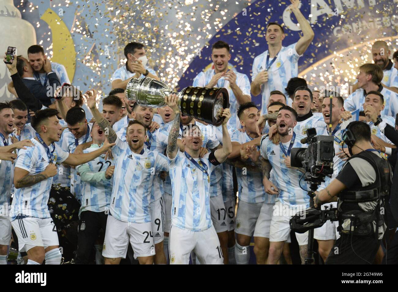 Lionel messi copa america trophy hi-res stock photography and images ...