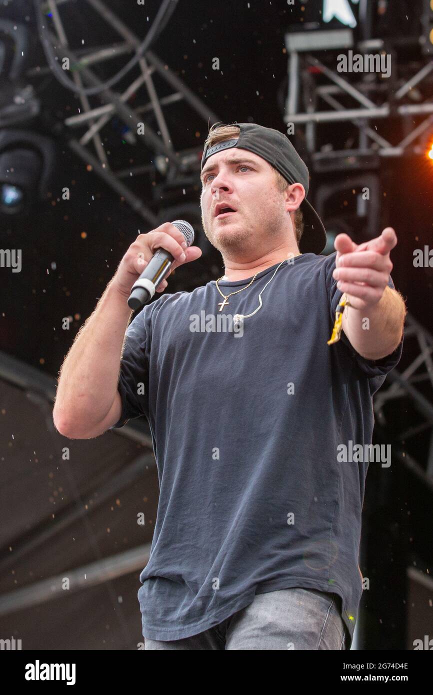 Country singer Ross Ellis performs onstage during the Windy City ...