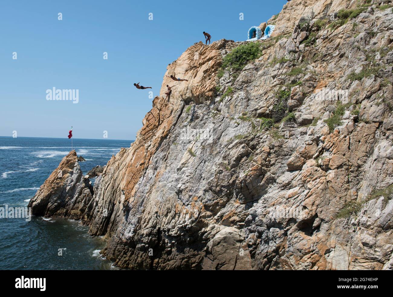 Acapulco cliff divers hi-res stock photography and images - Alamy