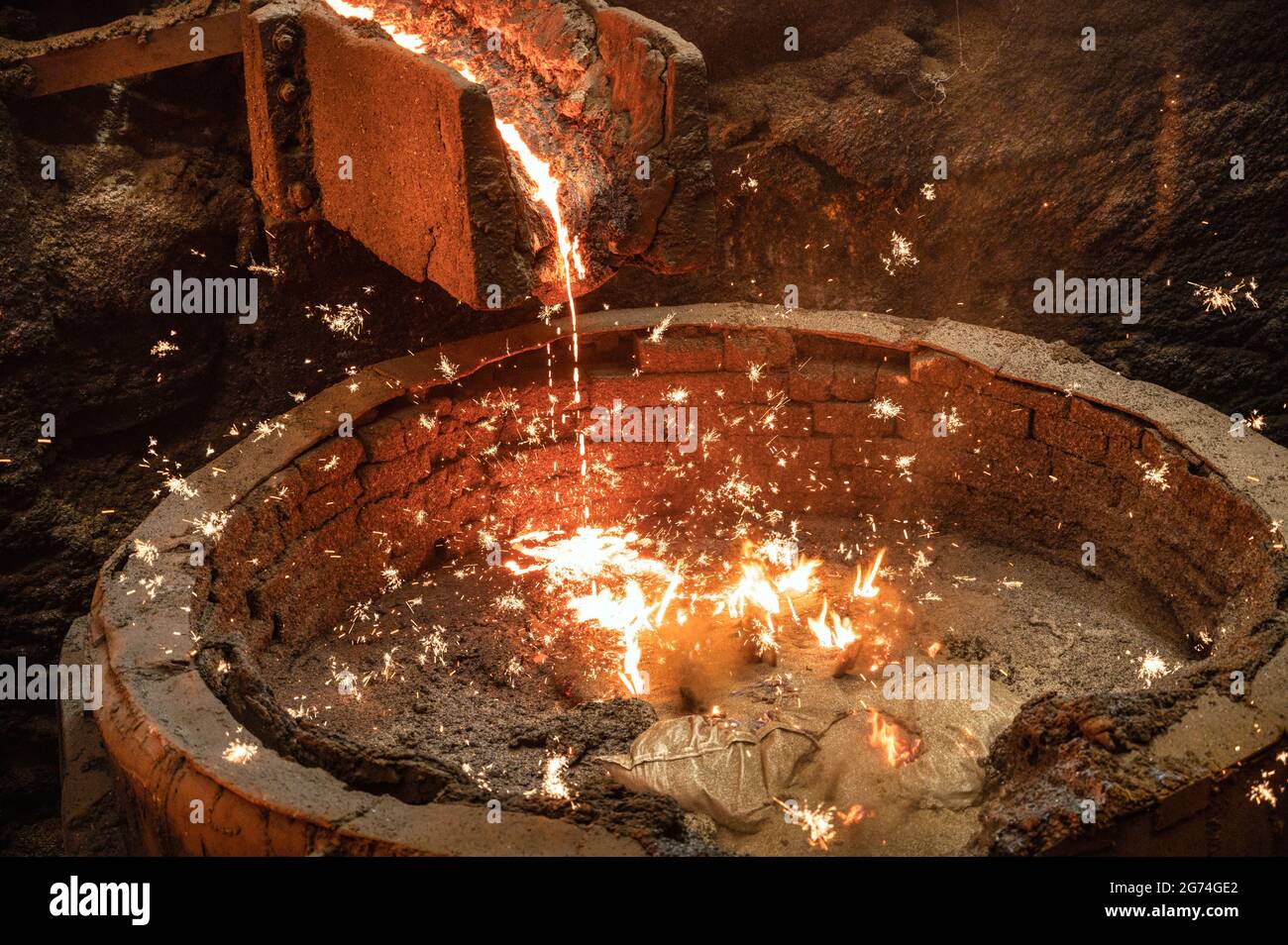 Molten iron hi-res stock photography and images - Alamy