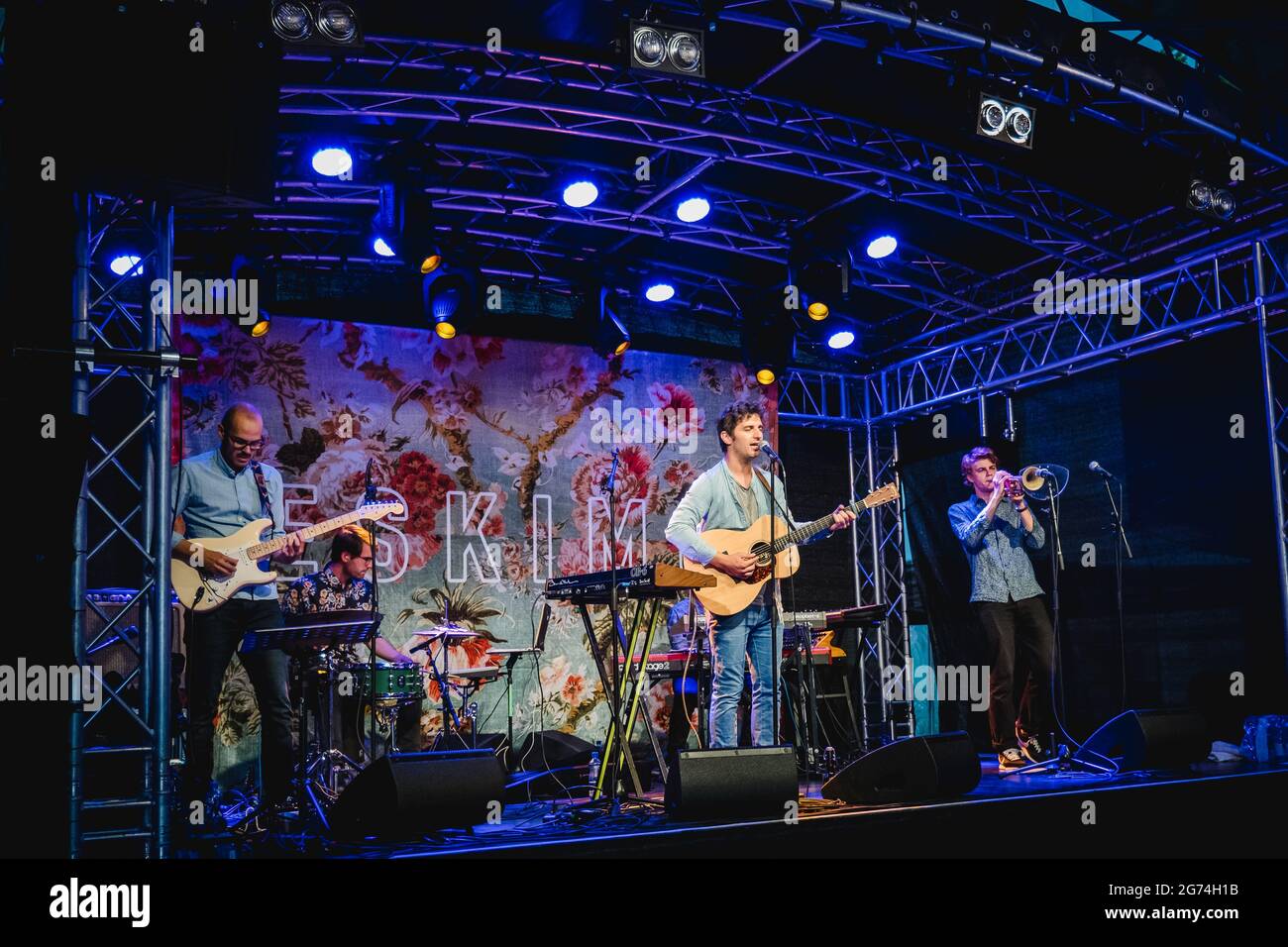 Eskimo band hi-res stock photography and images - Alamy