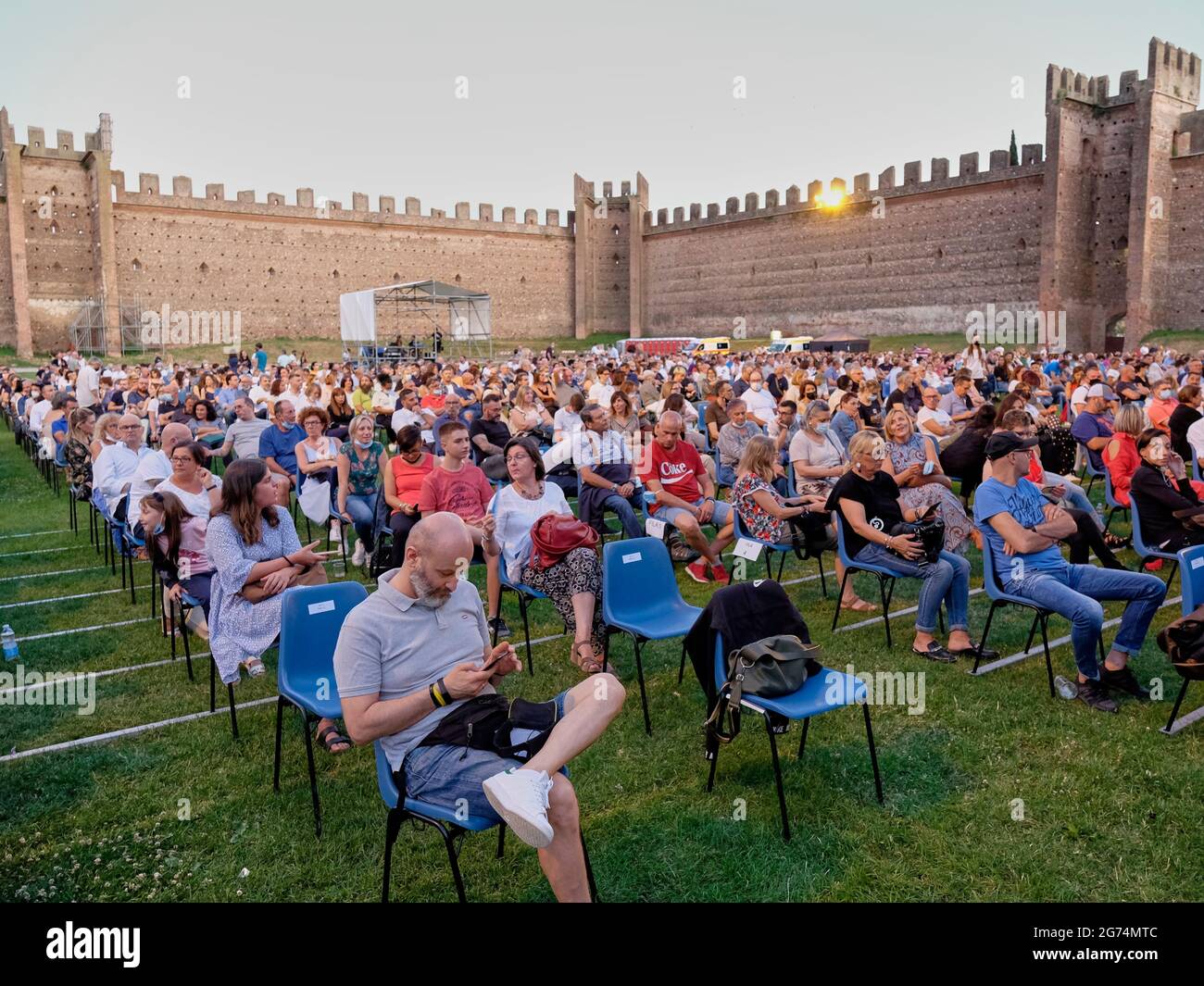 Pubblico al Castello durante GIUSEPPE GIACOBAZZI - Del Mio Meglio ...