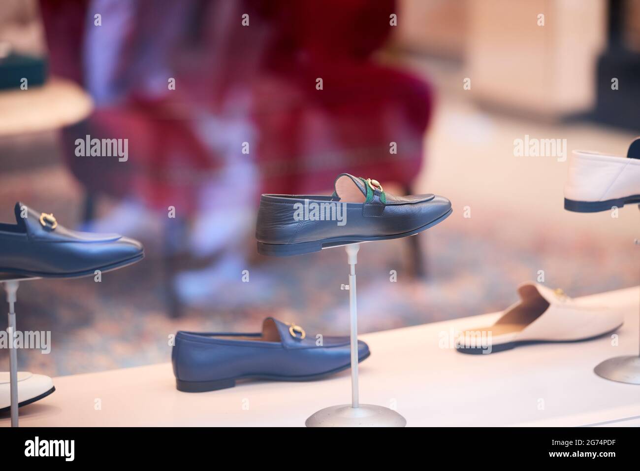 Shoes shop window hi-res stock photography and images - Alamy