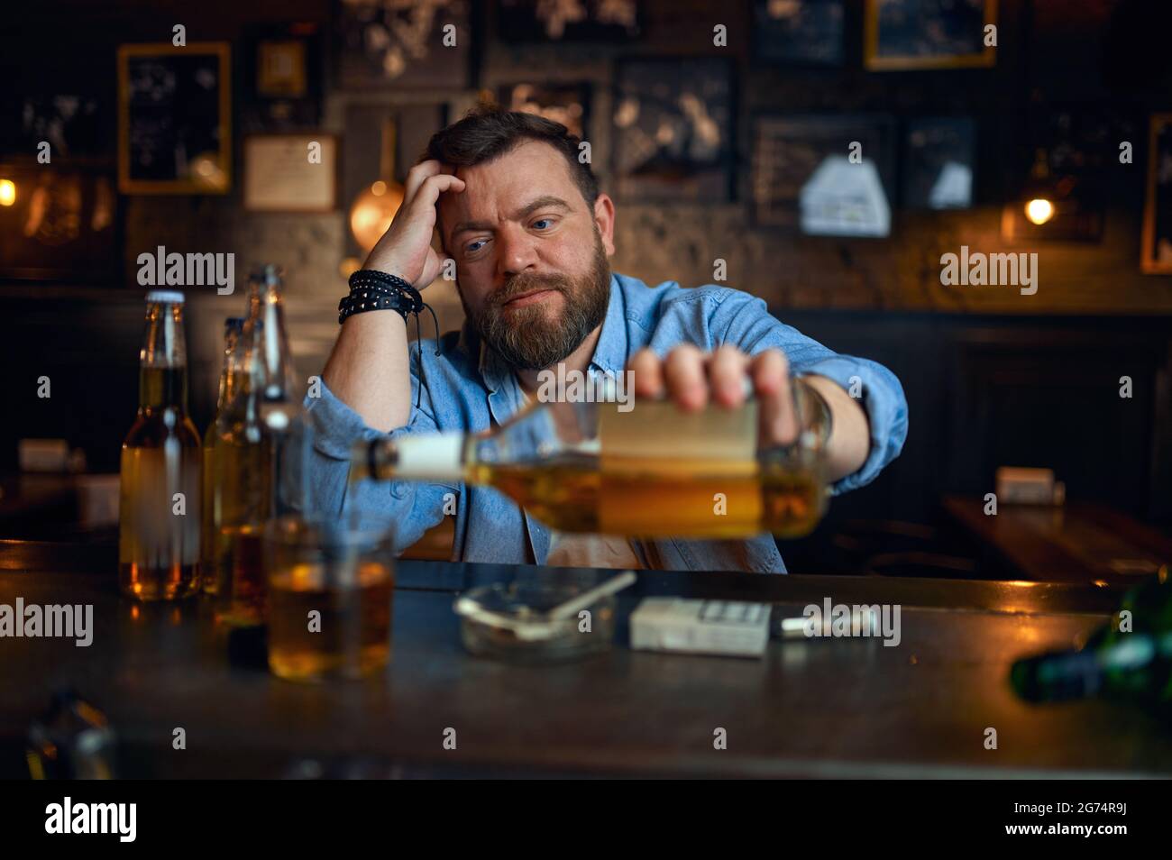 Unhappy customer in counter hi-res stock photography and images - Alamy