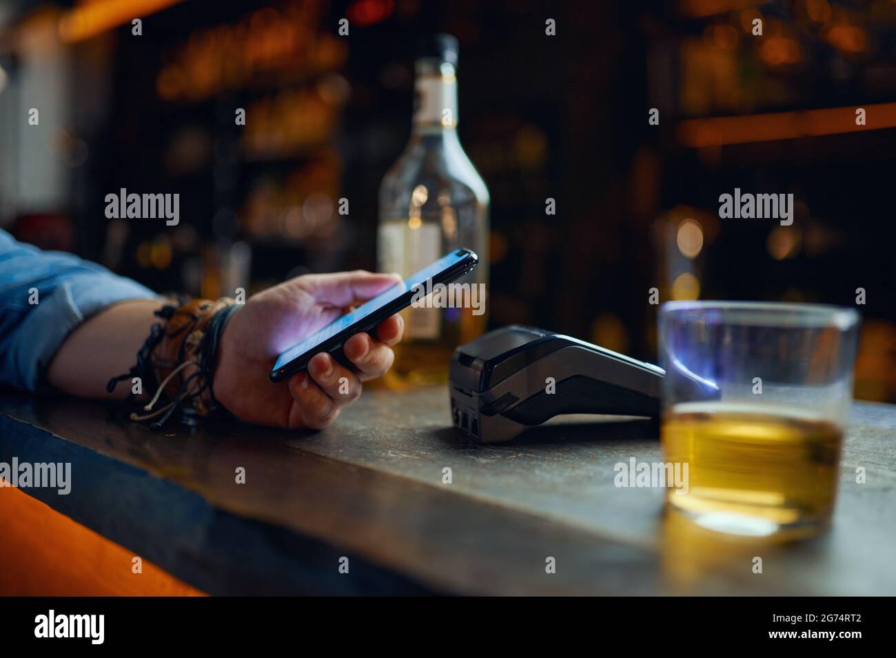 Man pay bar hi-res stock photography and images - Alamy